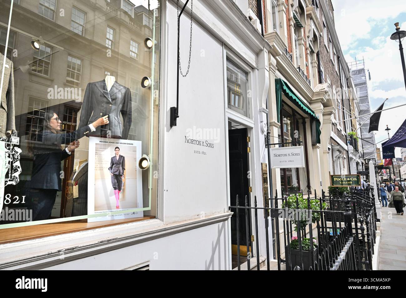 EDITORIAL USE ONLY Jessica Rubinson puts the finishing touches to ...