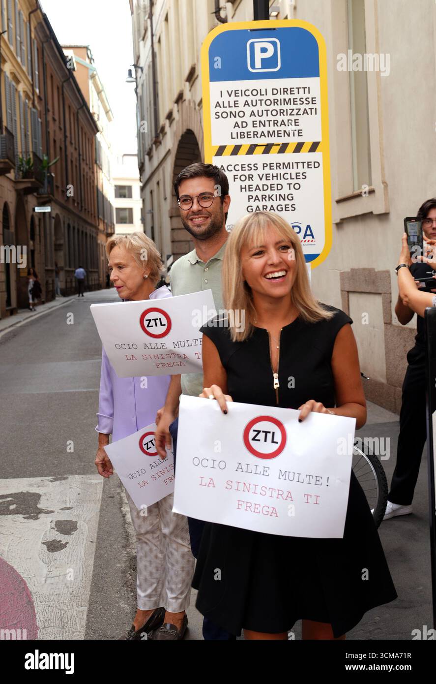 Milan, the cameras at the entrances to the Fashion District are turned ...