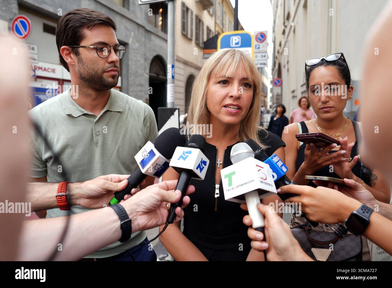 Milan, the cameras at the entrances to the Fashion District are turned ...