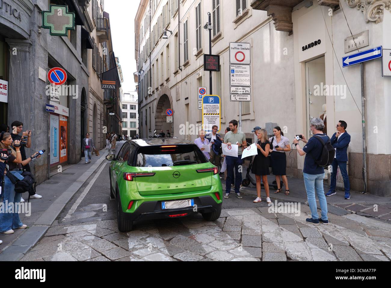 Milan, the cameras at the entrances to the Quadrilatero della Moda are ...