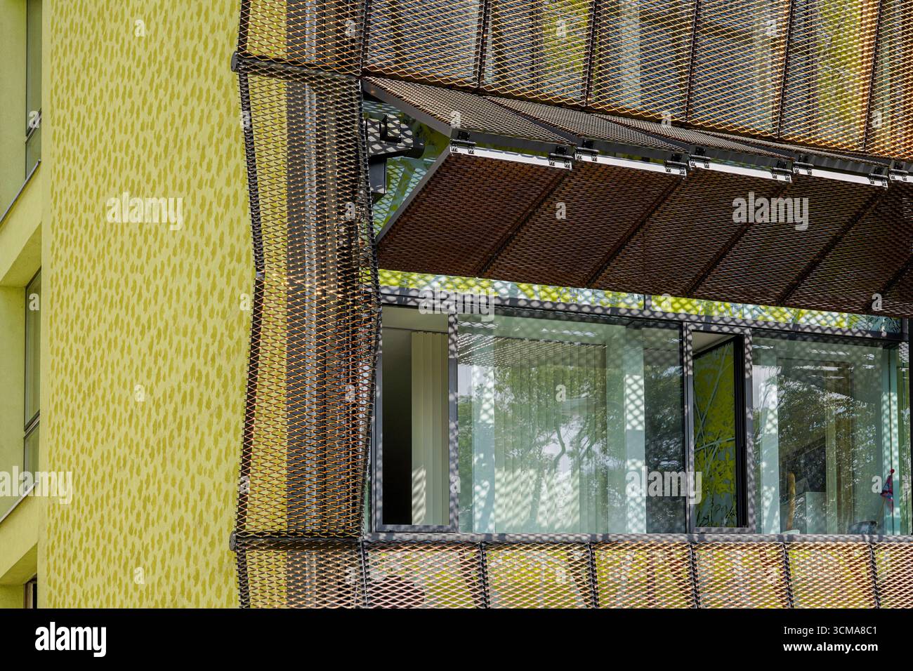 Modern metal wrapped building hi-res stock photography and images - Alamy