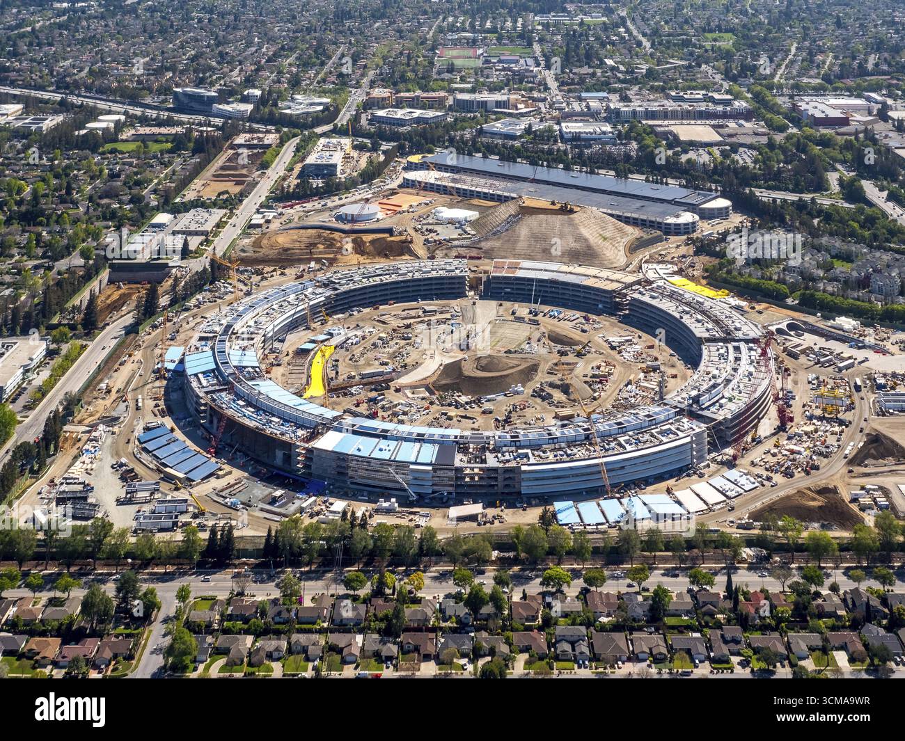 Apple Campus II, round construction site, neo-futurism, neo-futurism ...