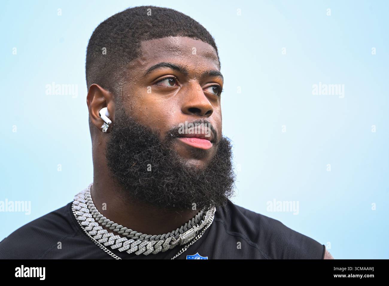 Los Angeles Rams linebacker Jared Verse (8) before an NFL football game ...