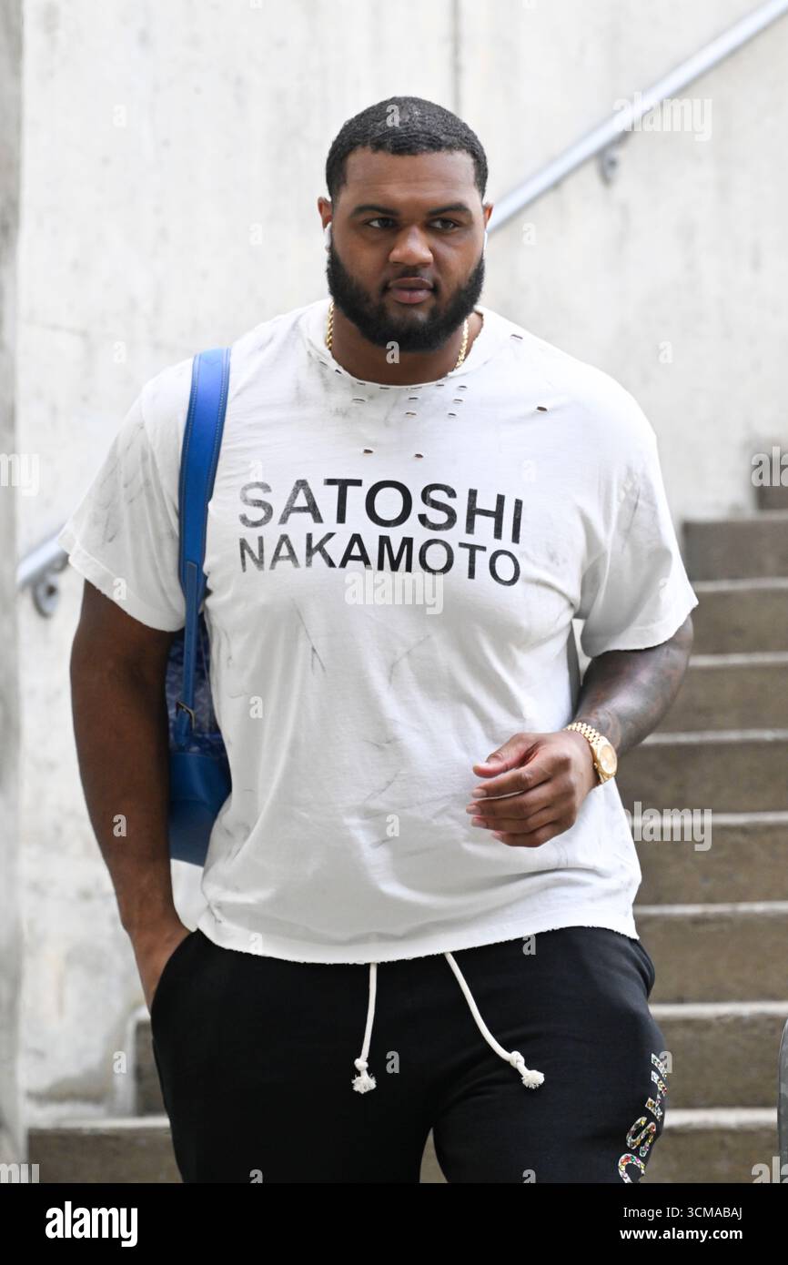 Tennessee Titans offensive tackle Dan Moore Jr. (75) arrives for an NFL ...