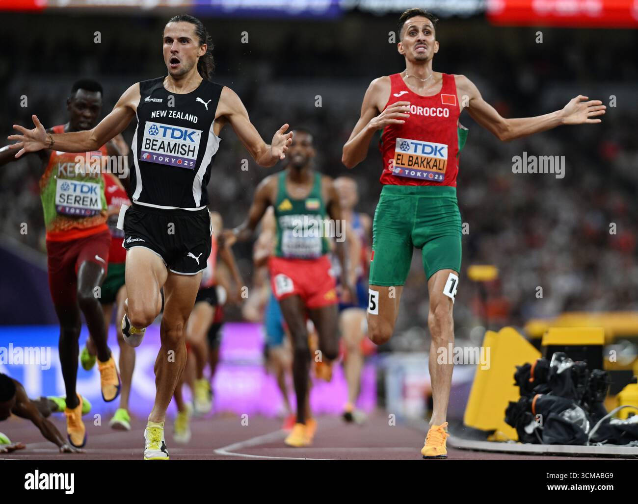(250915) -- TOKYO, Sept. 15, 2025 (Xinhua) -- Geordie Beamish (L) of ...
