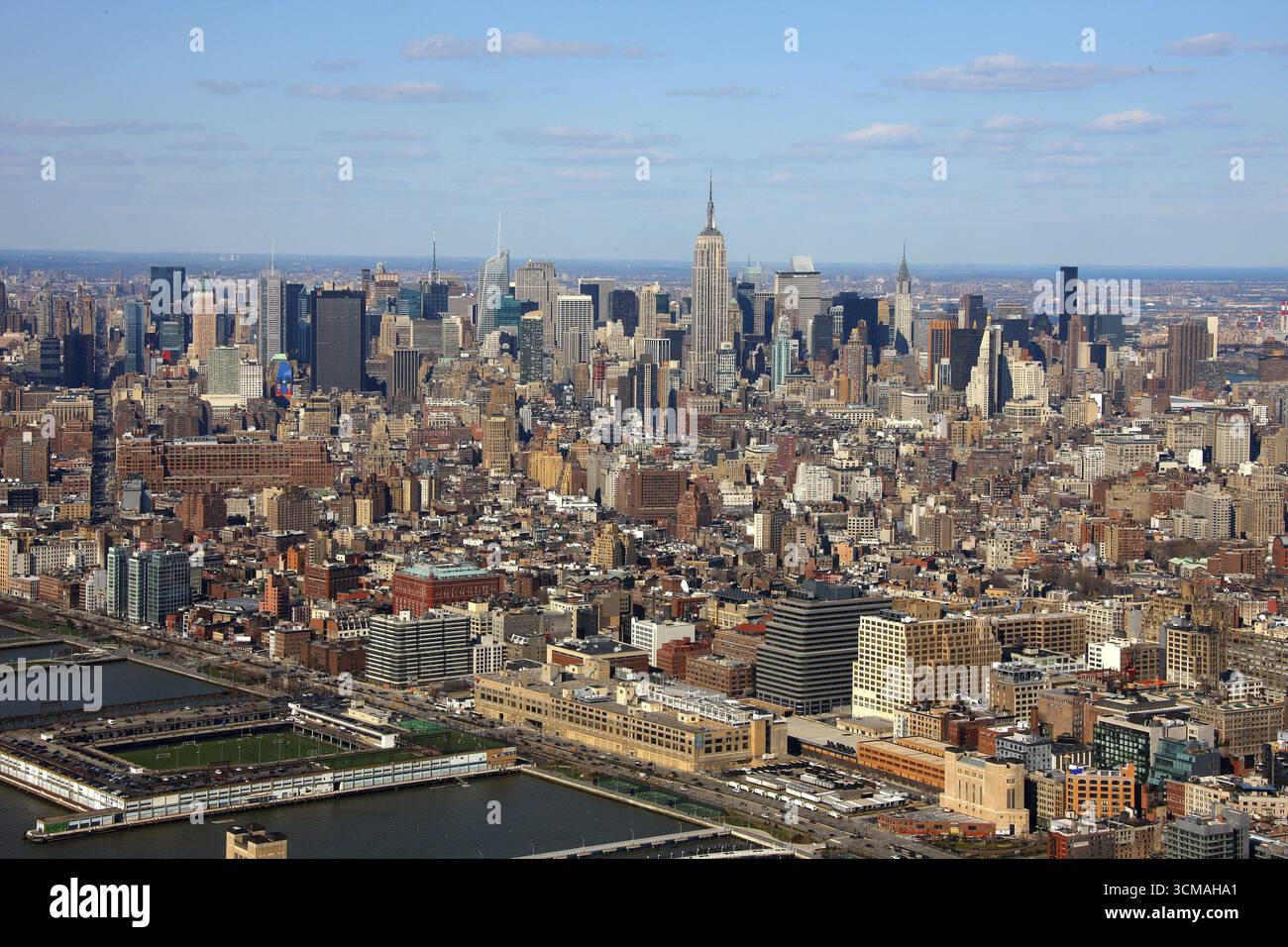 Empire state building from the ground hi-res stock photography and ...