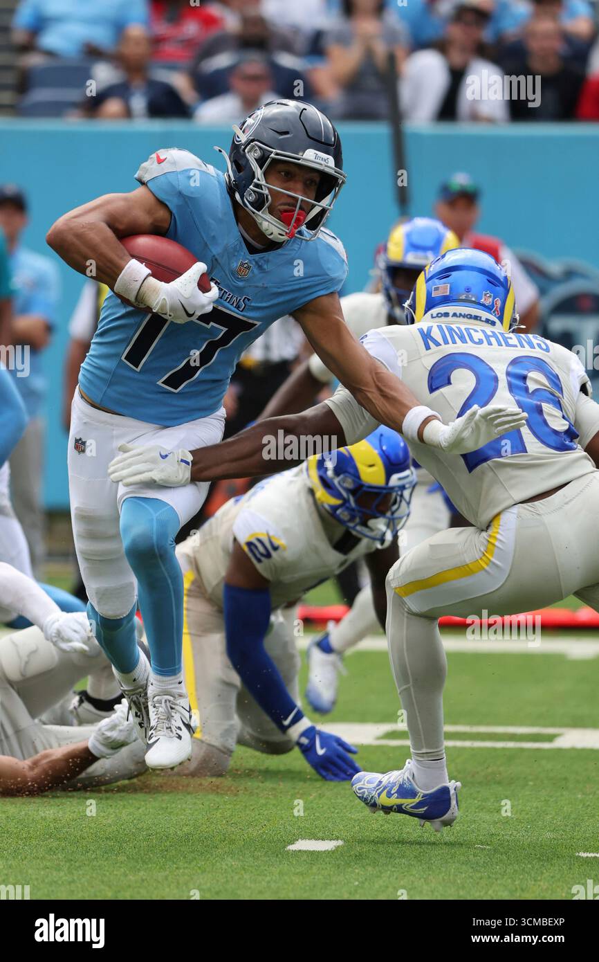 Tennessee Titans wide receiver Chimere Dike (17) returns a kick against ...