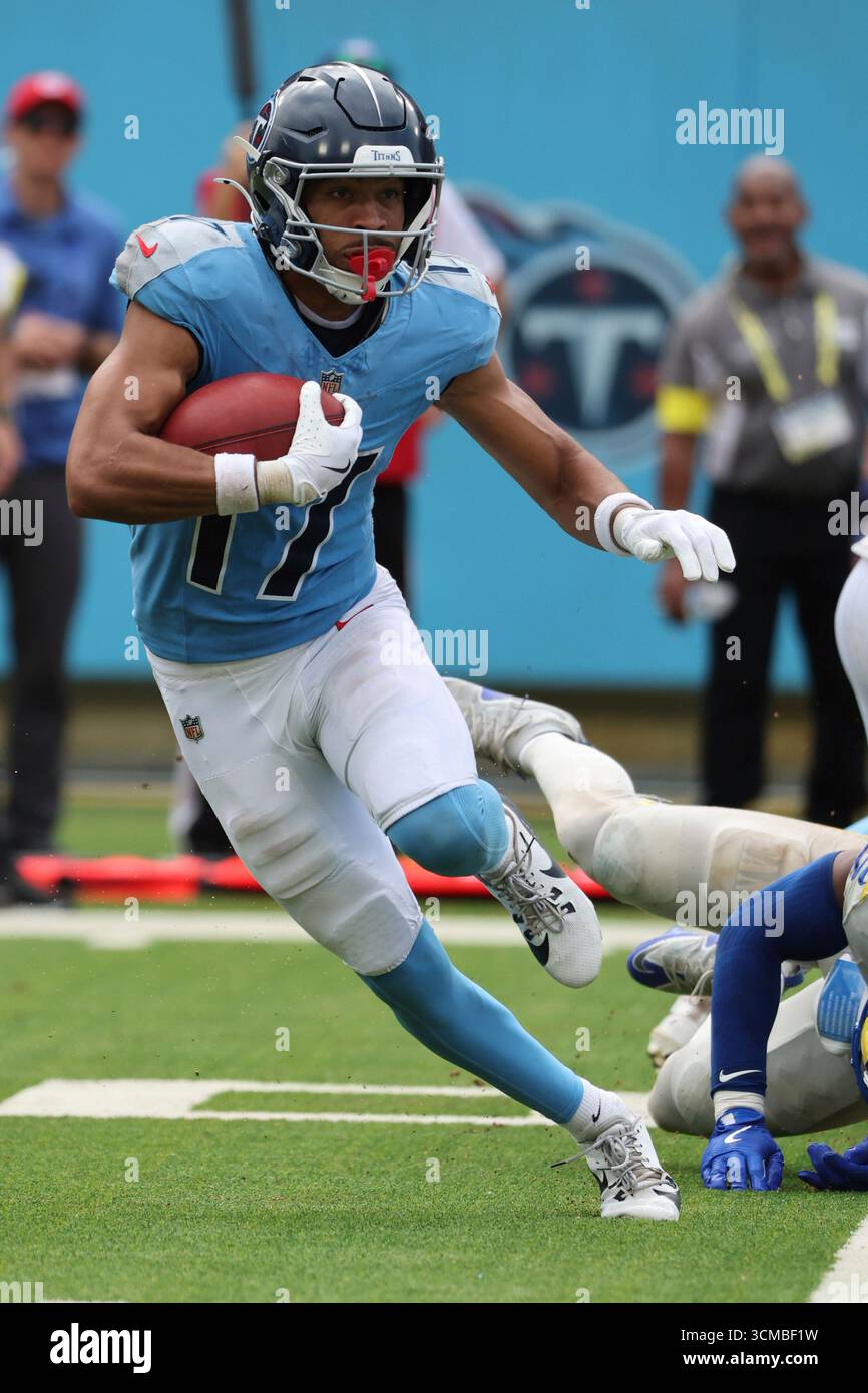 Tennessee Titans wide receiver Chimere Dike (17) returns a kick against ...