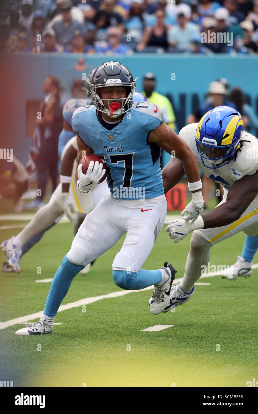 Tennessee Titans wide receiver Chimere Dike (17) returns a kick against ...