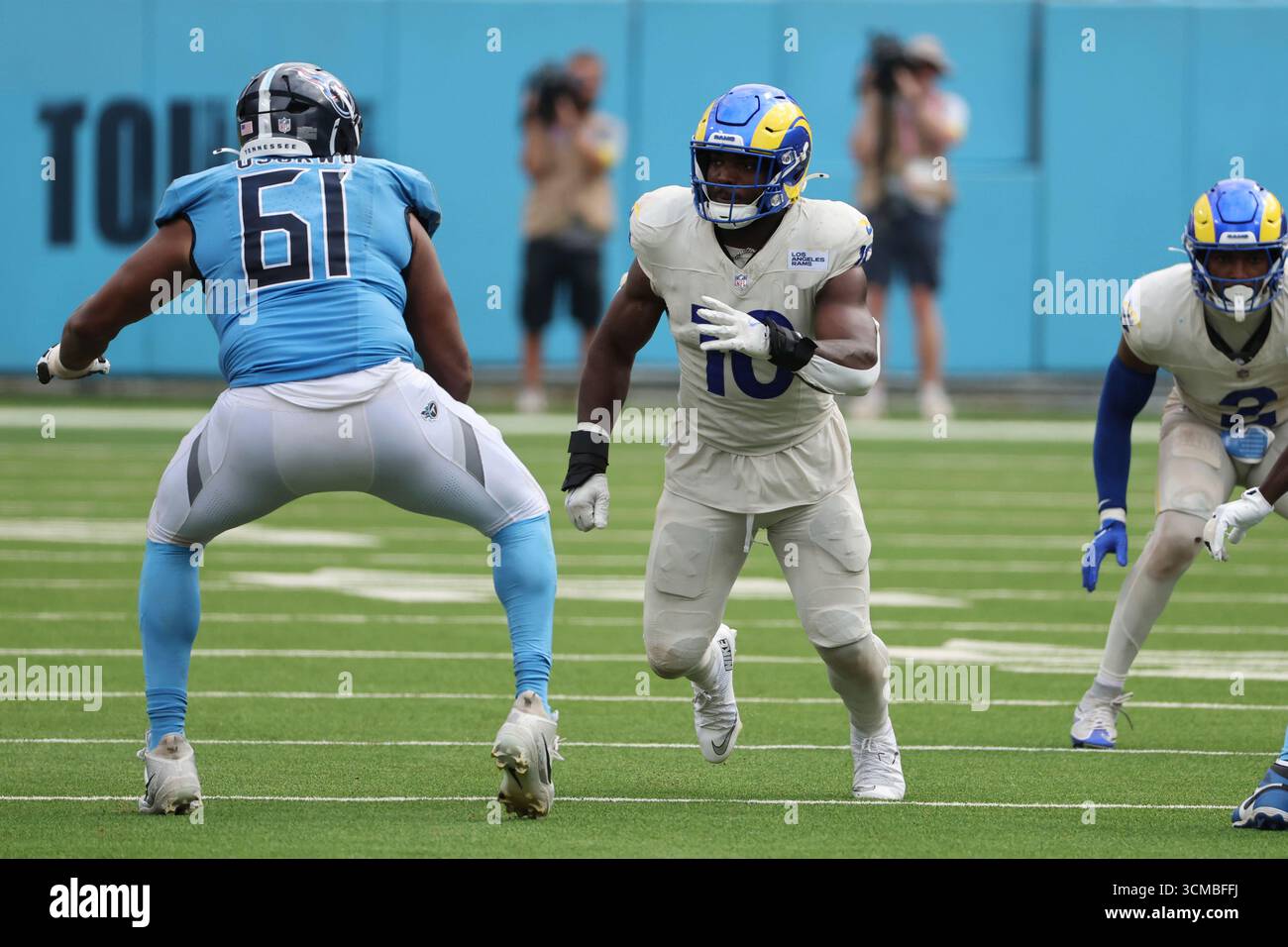 Los Angeles Rams linebacker Josaiah Stewart (10) rushes in against the ...