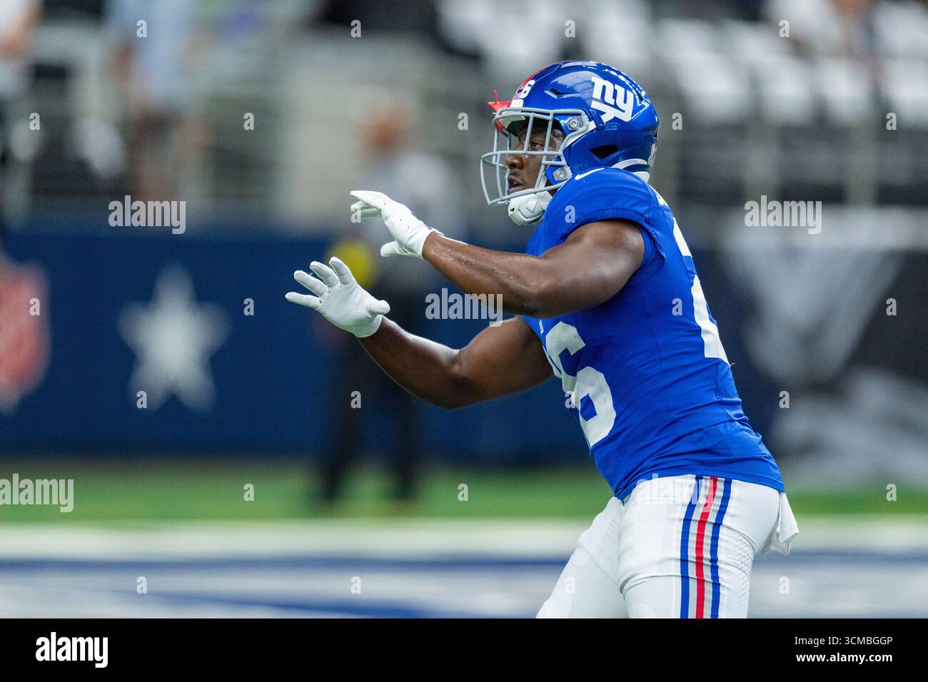 New York Giants running back Devin Singletary (26) works out during an ...