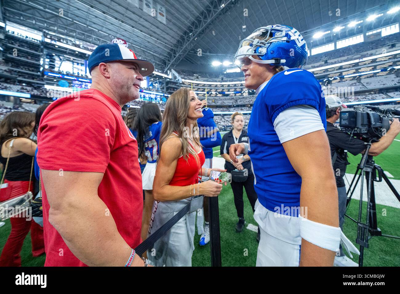 New York Giants quarterback Jaxson Dart (6) talks to his parents ...