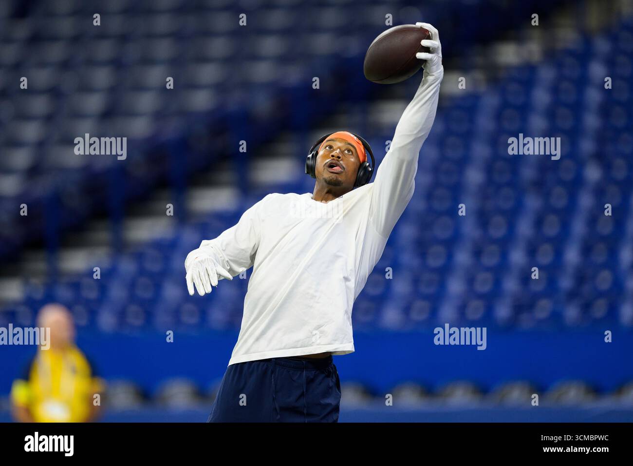 Denver Broncos wide receiver Courtland Sutton (14) warms up on the ...