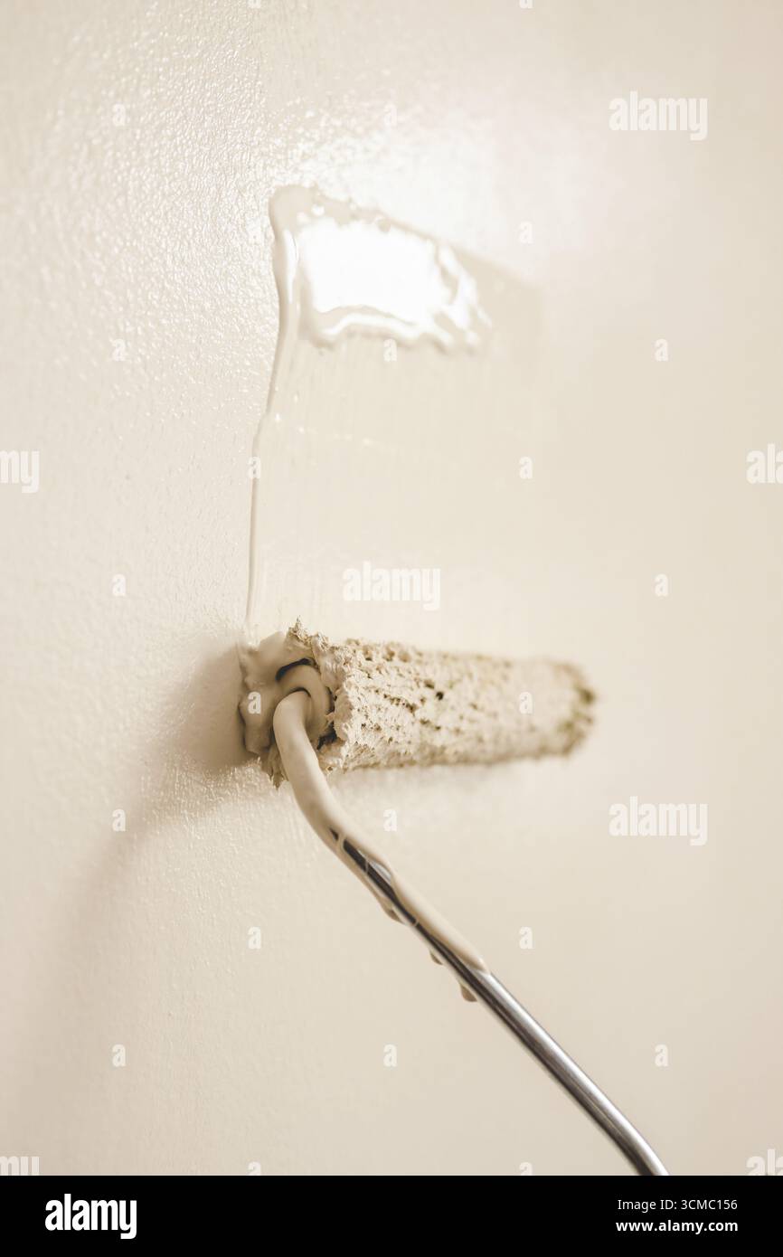 Painting the walls of a room. Paint Roller Techniques Stock Photo - Alamy