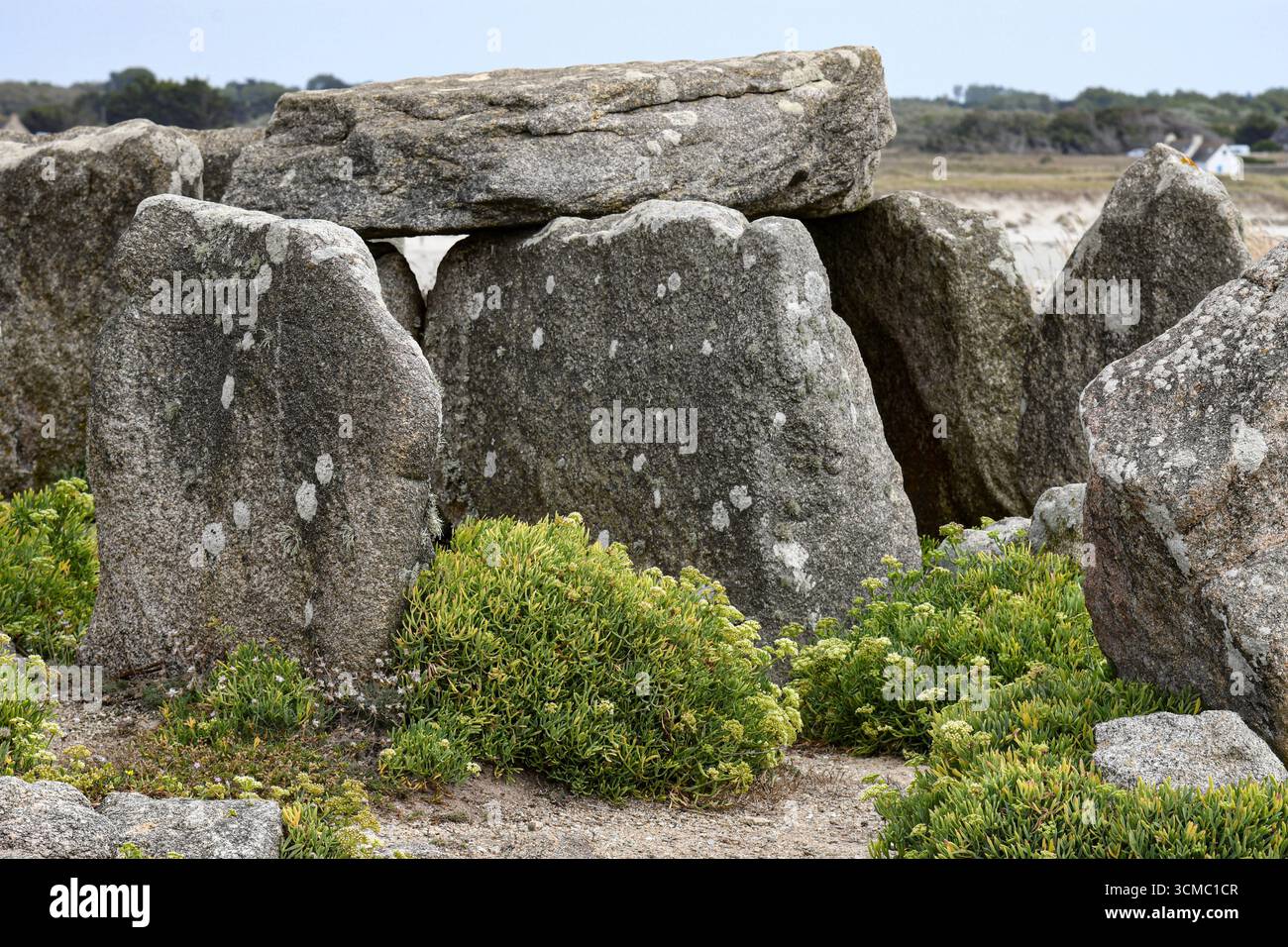 Uebereinander geschichtete Steine, Dolmen, Steingrab nahe Tronoen ...