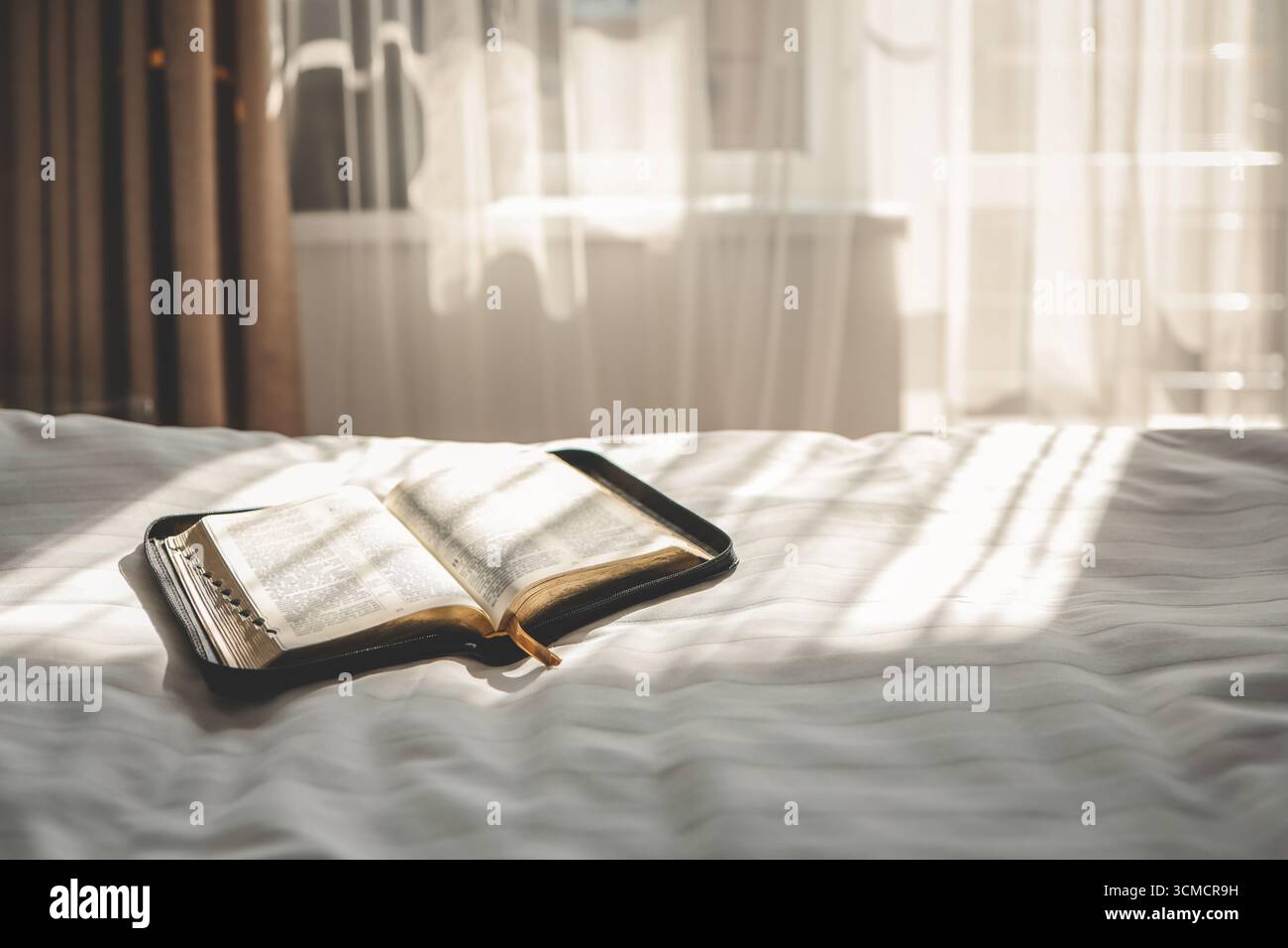 Black and white open bible hi-res stock photography and images - Alamy