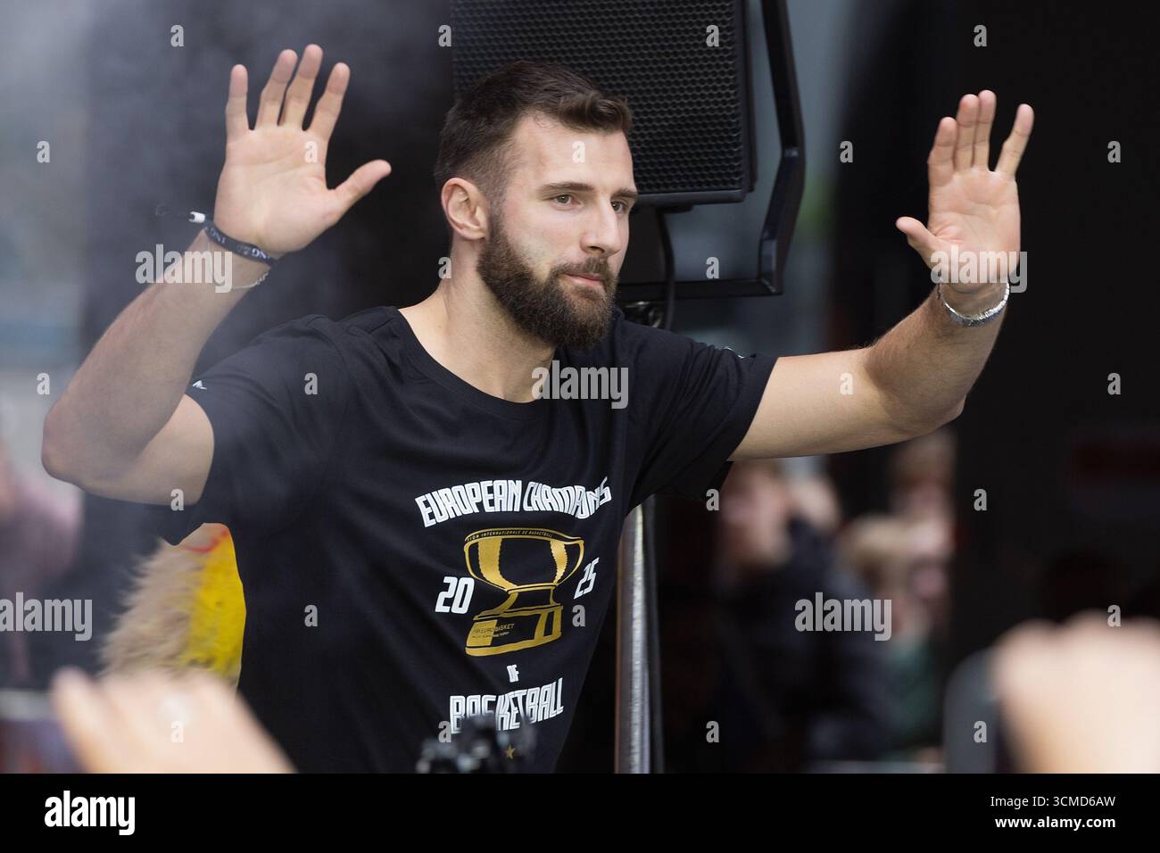 Im Bild: Leon Kratzer wird mit Applaus empfangen. 15.09.2025, Ankunft ...