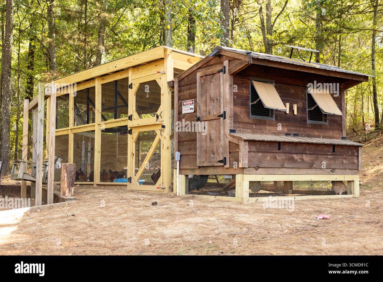 Log chicken coop hi-res stock photography and images - Alamy