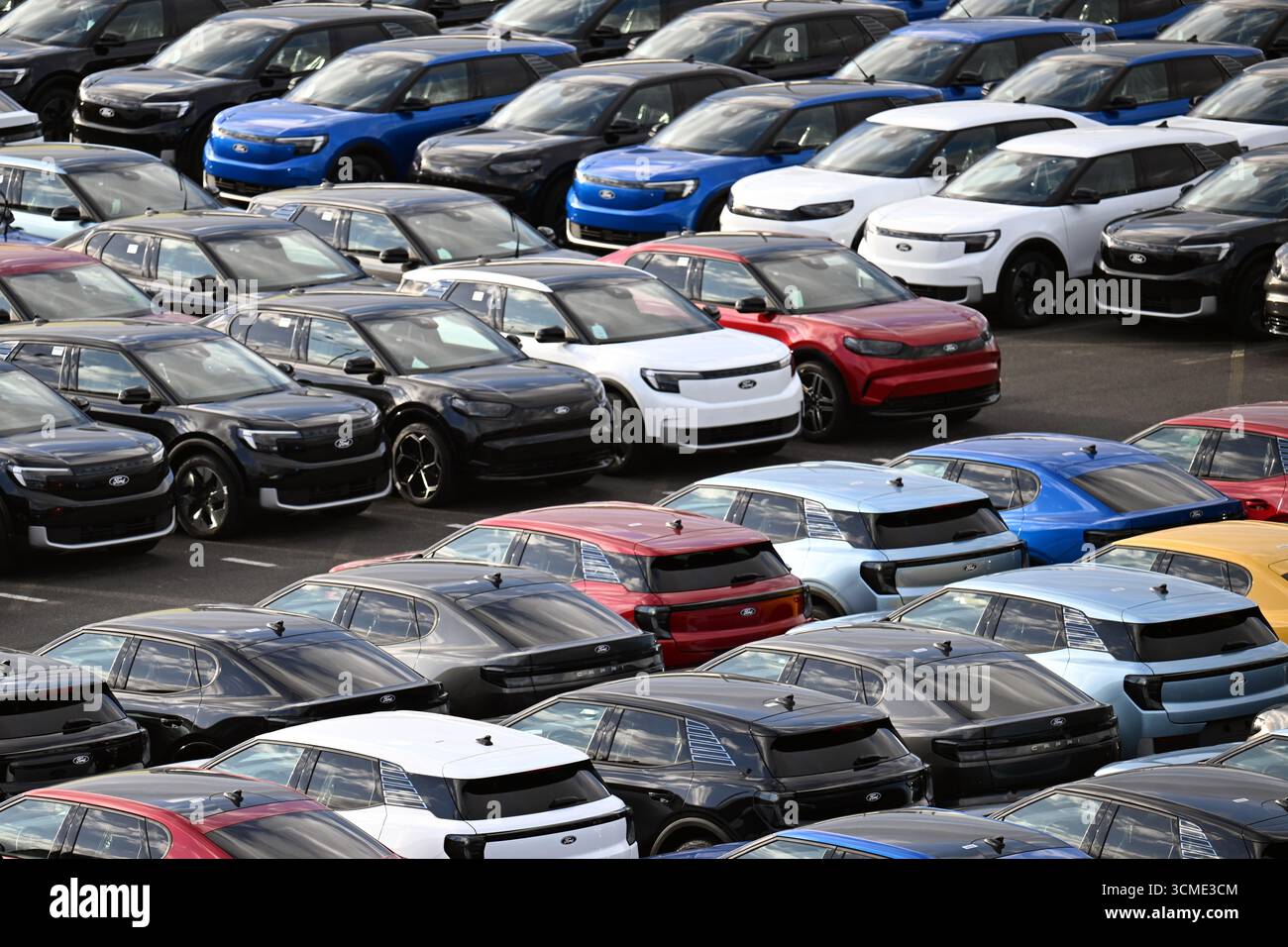 16 September 2025, North Rhine-Westphalia, Cologne: Brand new Ford cars ...