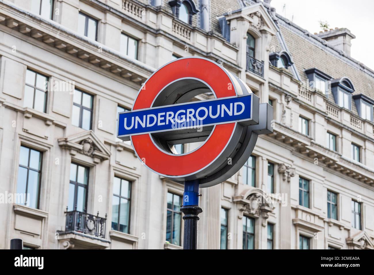 London underground logo hi-res stock photography and images - Alamy