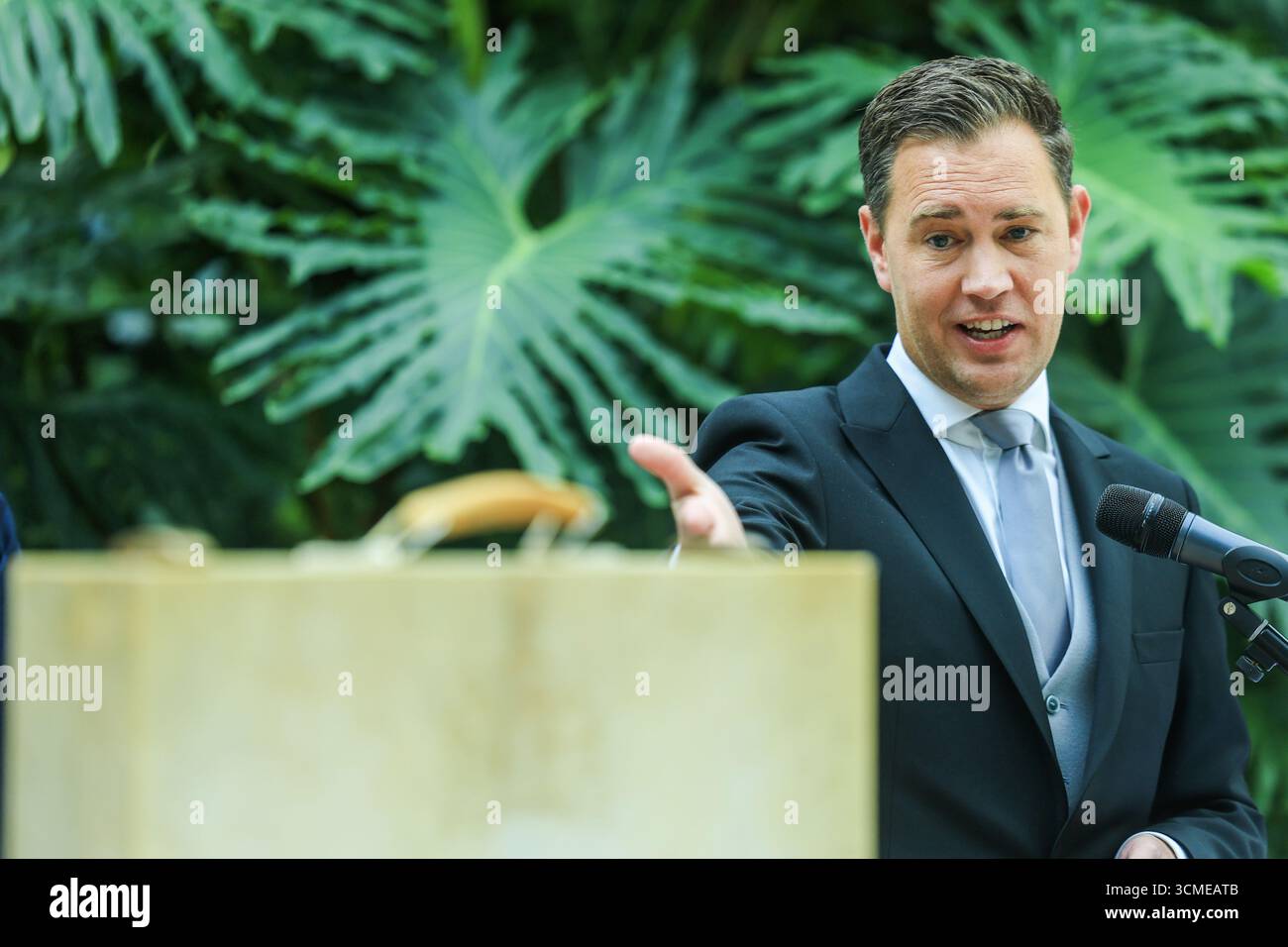 THE HAGUE – Minister of Finance Eelco Heinen signs the budget at the ...