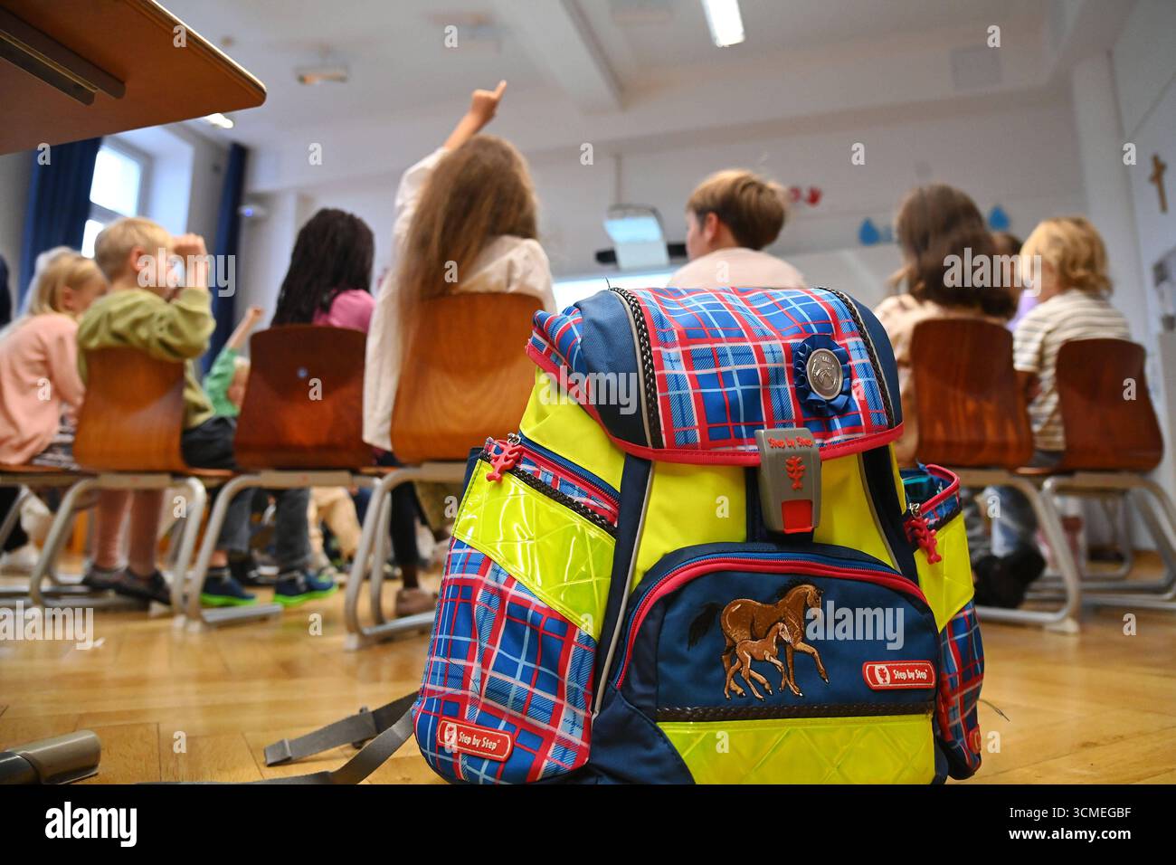 Schulunterricht in einer 2.Klasse, Kinder,Schueler,Klassenkreis.Schulranzen. Mitarbeit am ...