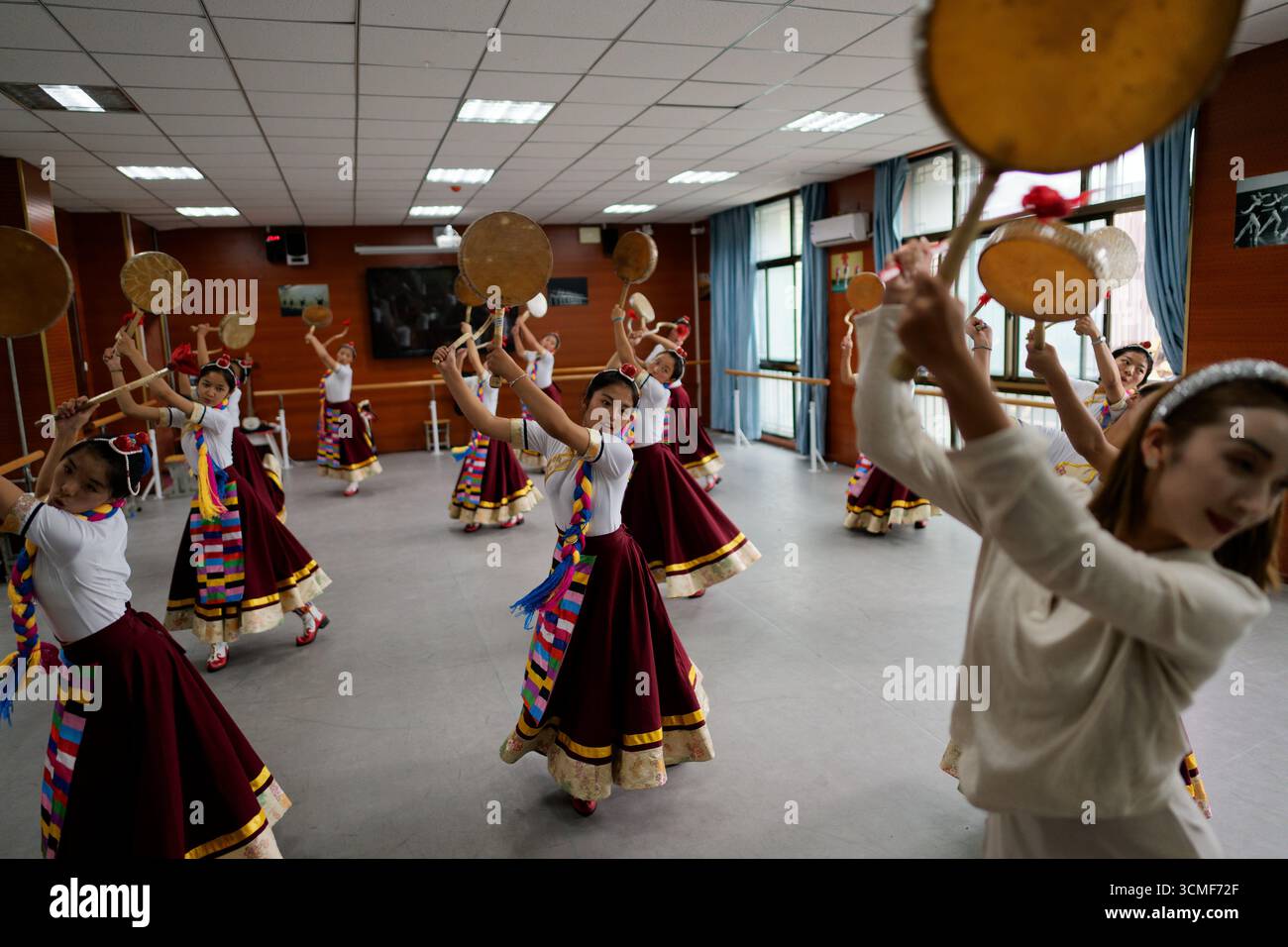 (250916) -- LHASA, Sept. 16, 2025 (Xinhua) -- Students practice Reba ...