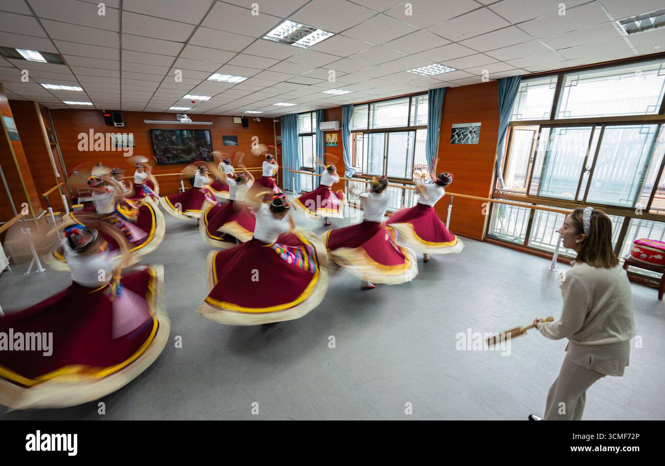 (250916) -- LHASA, Sept. 16, 2025 (Xinhua) -- Students practice Reba ...