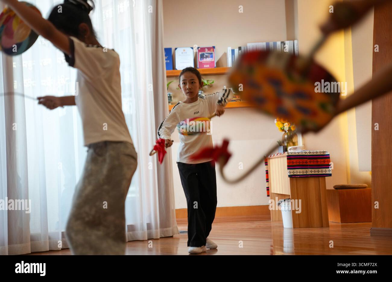 (250916) -- LHASA, Sept. 16, 2025 (Xinhua) -- Students practice Reba ...