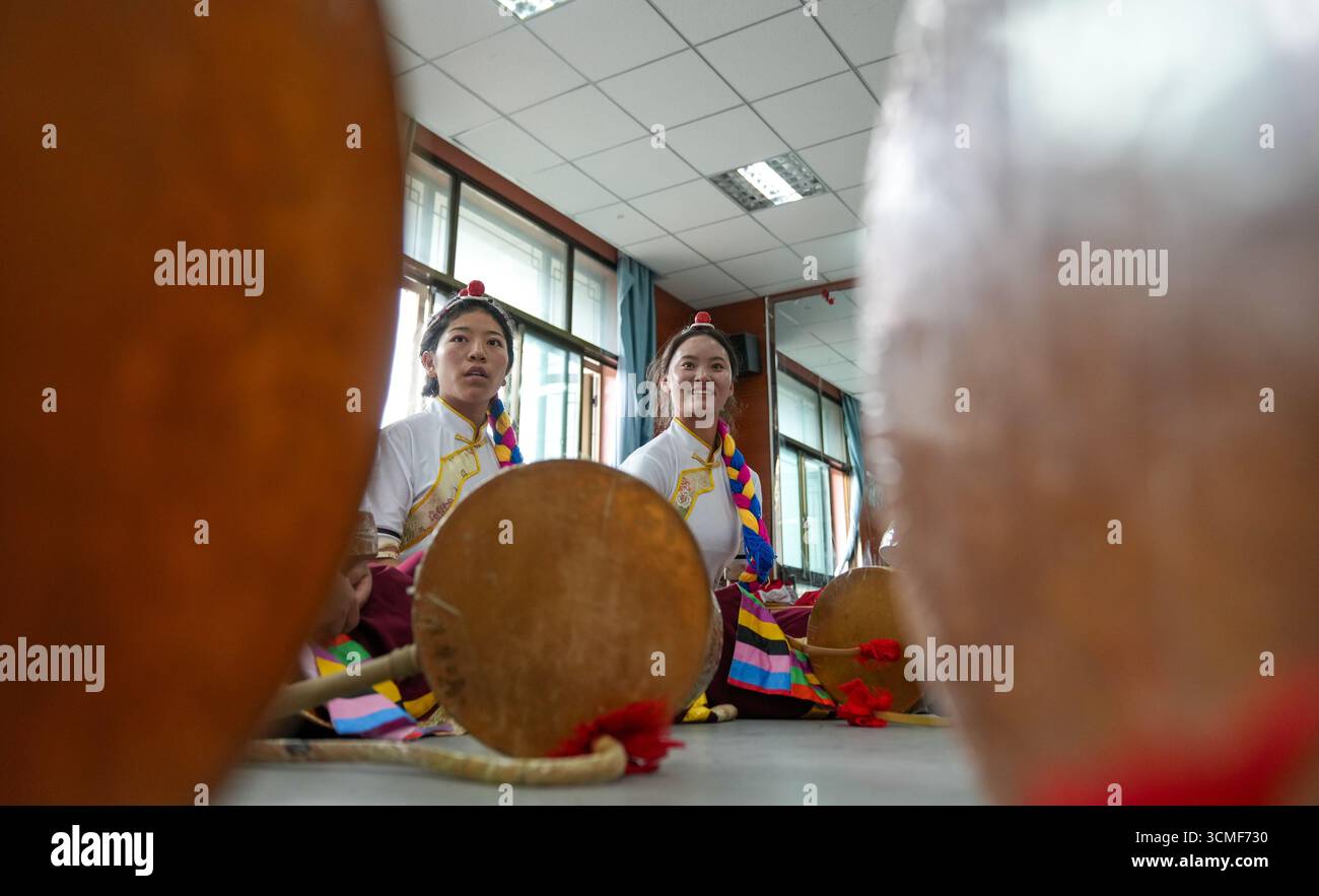 (250916) -- LHASA, Sept. 16, 2025 (Xinhua) -- Students take a break ...