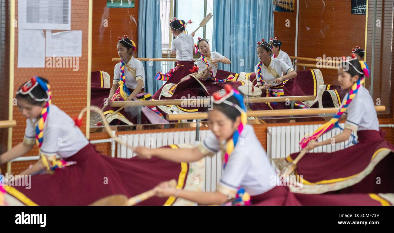 (250916) -- LHASA, Sept. 16, 2025 (Xinhua) -- Students practice Reba ...