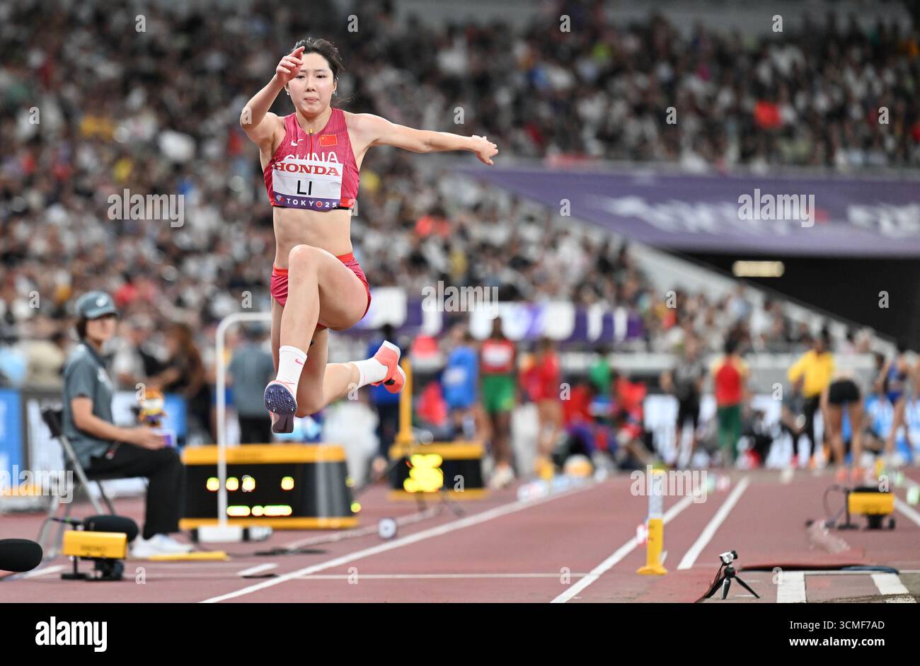 (250916) -- TOKYO, Sept. 16, 2025 (Xinhua) -- Li Yi of China competes ...