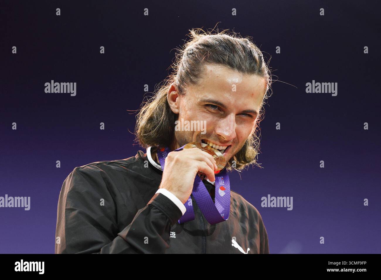 Gold medalist Geordie Beamish of New Zealand bites his medal during the ...
