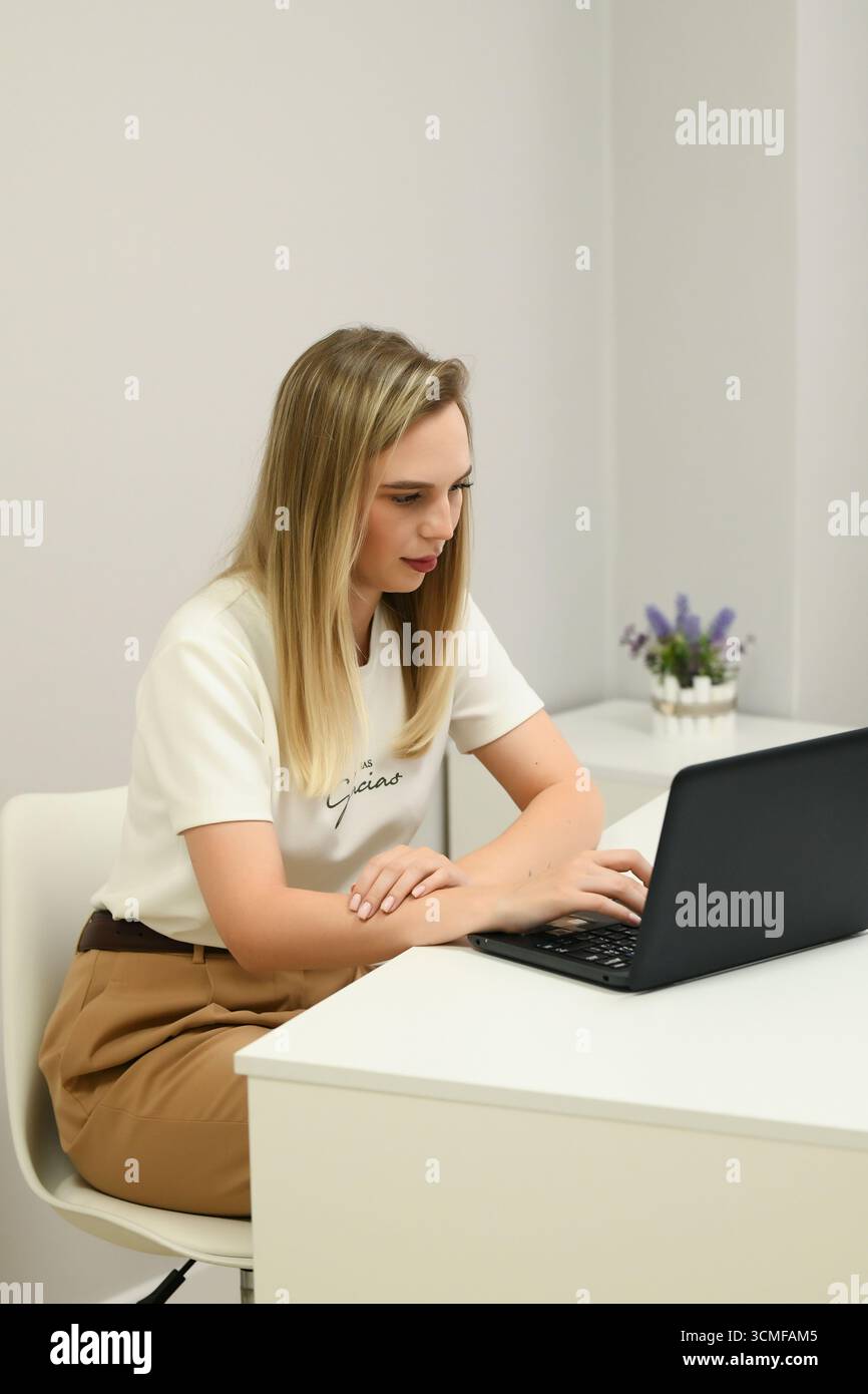 Girl working on project hi-res stock photography and images - Alamy