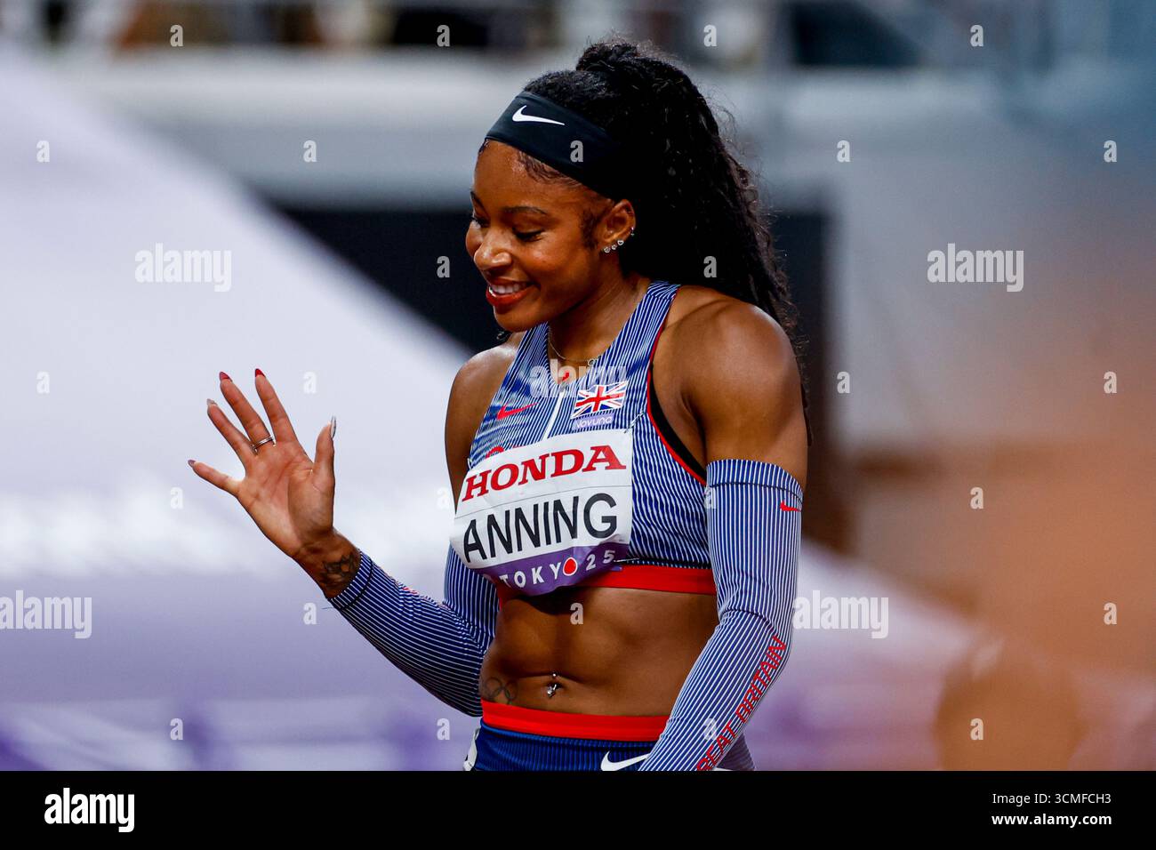 Amber Anning of Great Britain wave after competing in the Women's 400 ...