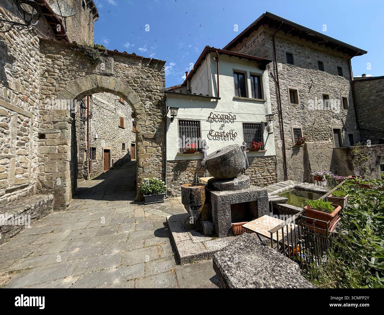 The main entrance gate at Castello della Verrucola (Verrucola castle ...