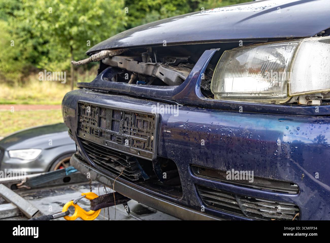 Pulling onto a tow truck hi-res stock photography and images - Alamy