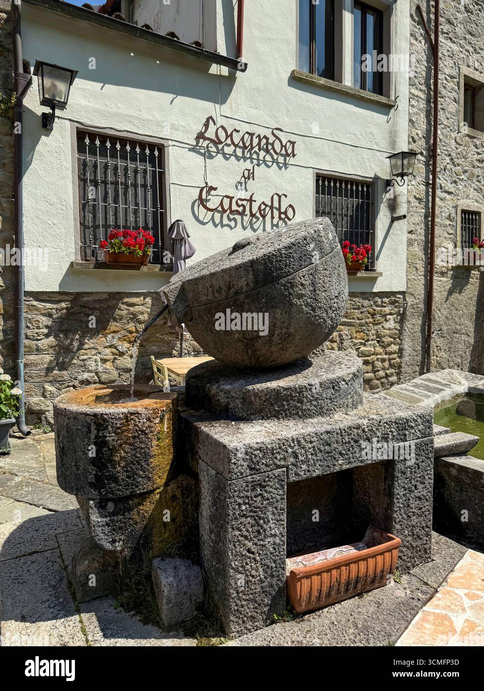 Verrucola castle gate hi-res stock photography and images - Alamy