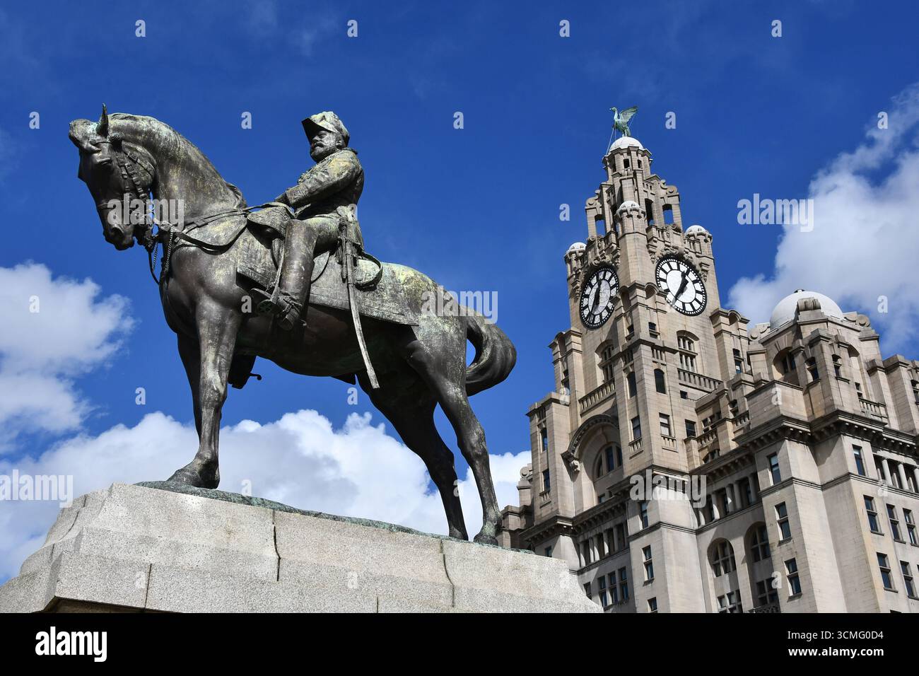 Liver Building, Liverpool docks, with statue of King George in ...