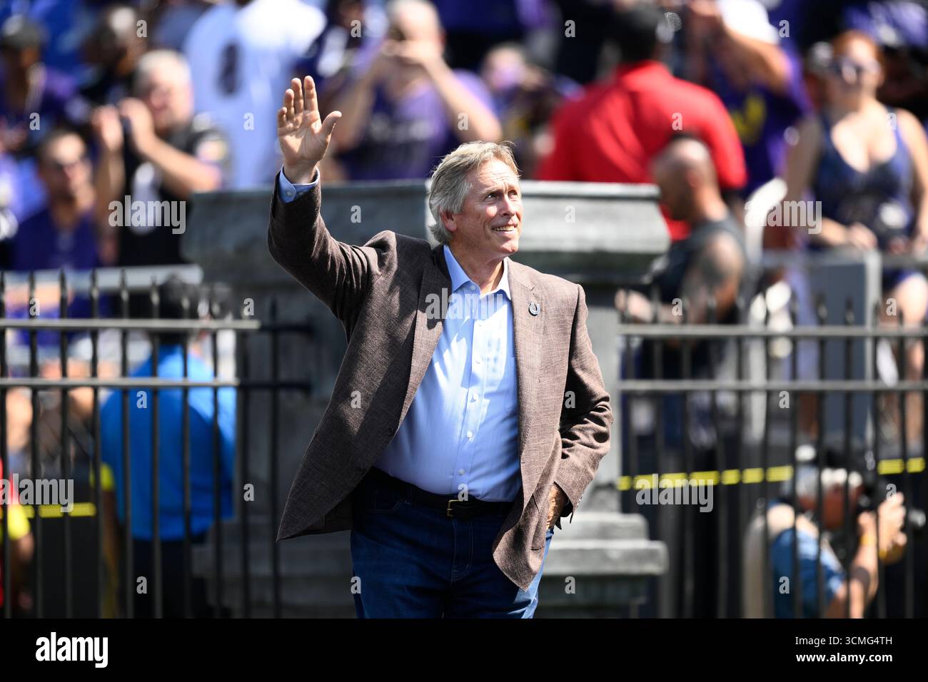 Former Baltimore Colts player Bert Jones is introduced before an NFL football game between the ...