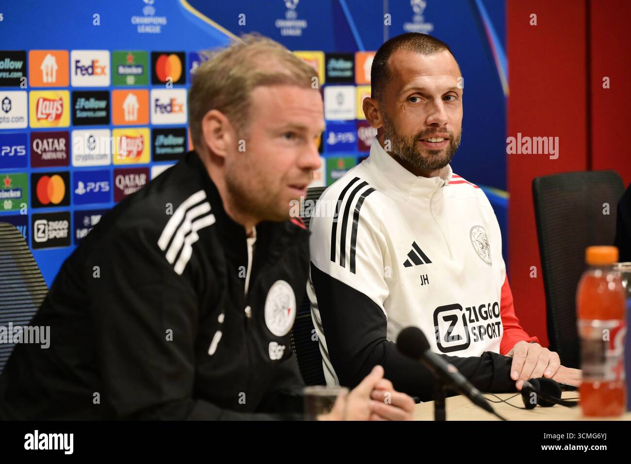AMSTERDAM - Davy Klaassen, Ajax coach Johnny Heitinga, during a ...