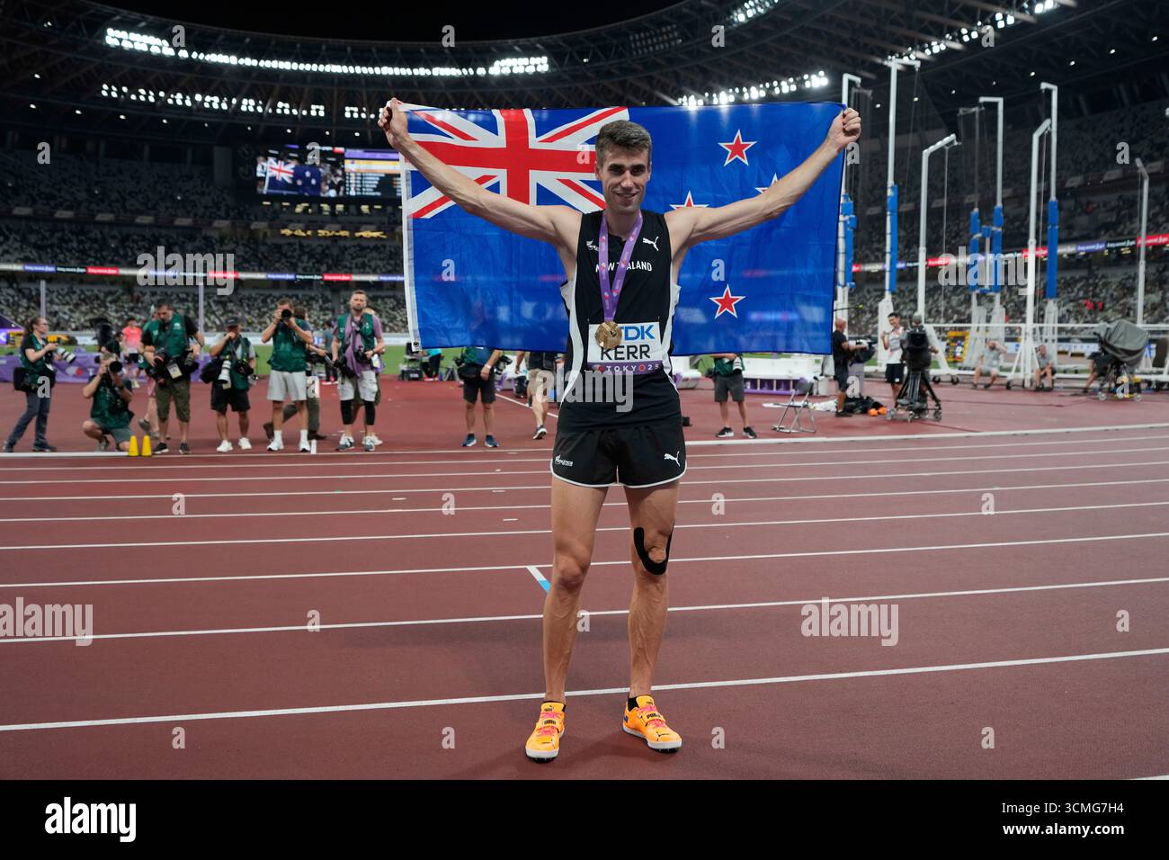 New Zealand's Hamish Kerr celebrates after winning gold medal in the ...