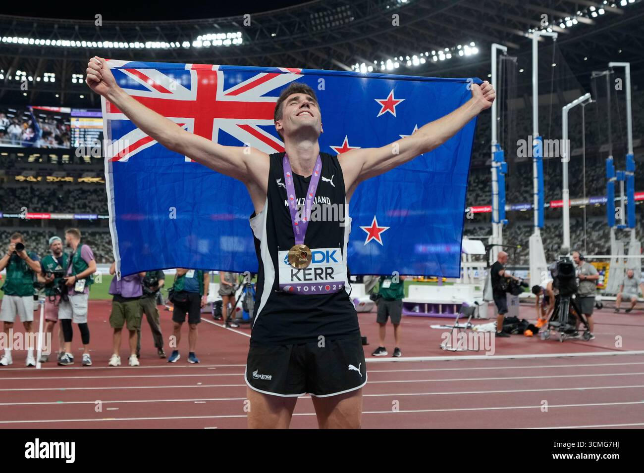 New Zealand's Hamish Kerr celebrates after winning gold medal in the ...