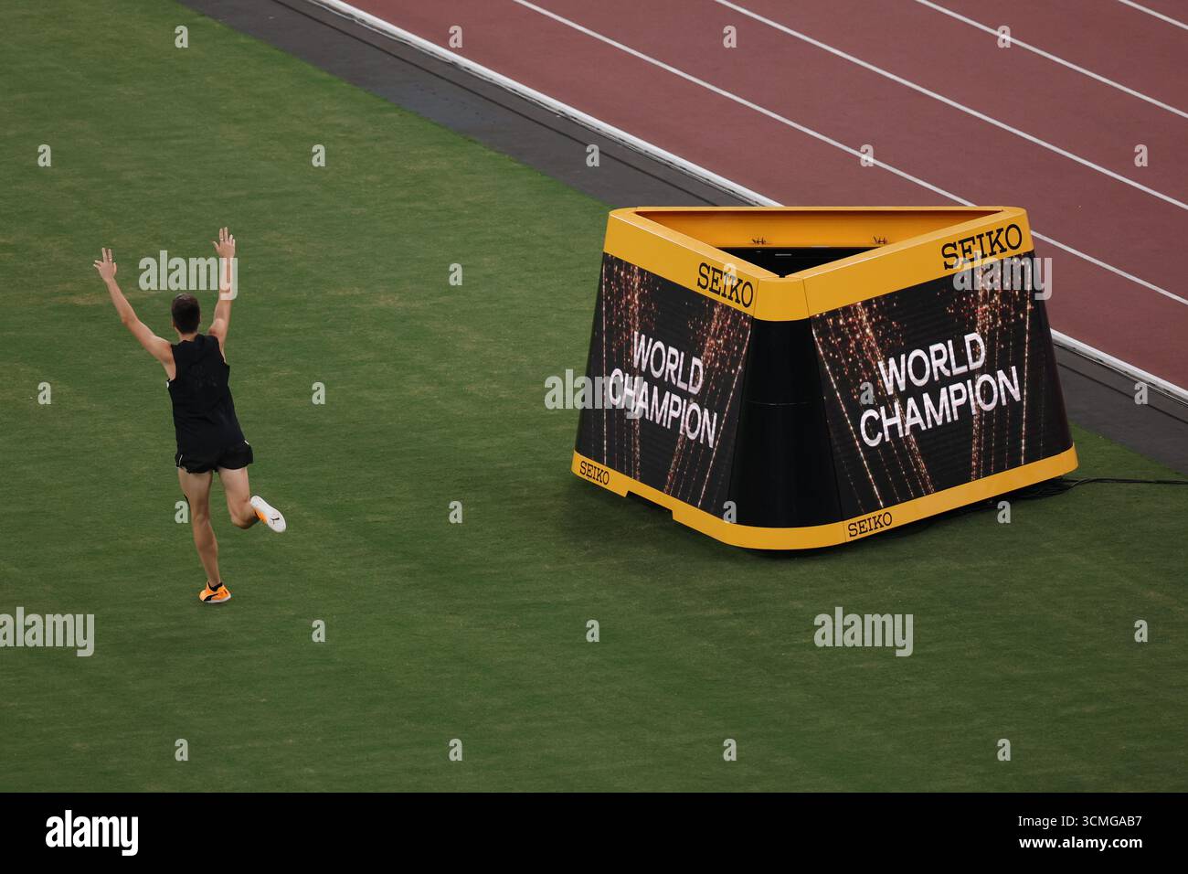 Hamish Kerr (NZL) clears a world leading 2.36m to take gold in the Men ...