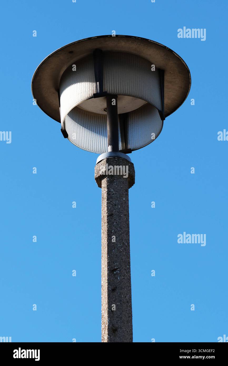 Alte Strassenlaterne mit Betonmast vor blauen Himmel. *** Old street ...