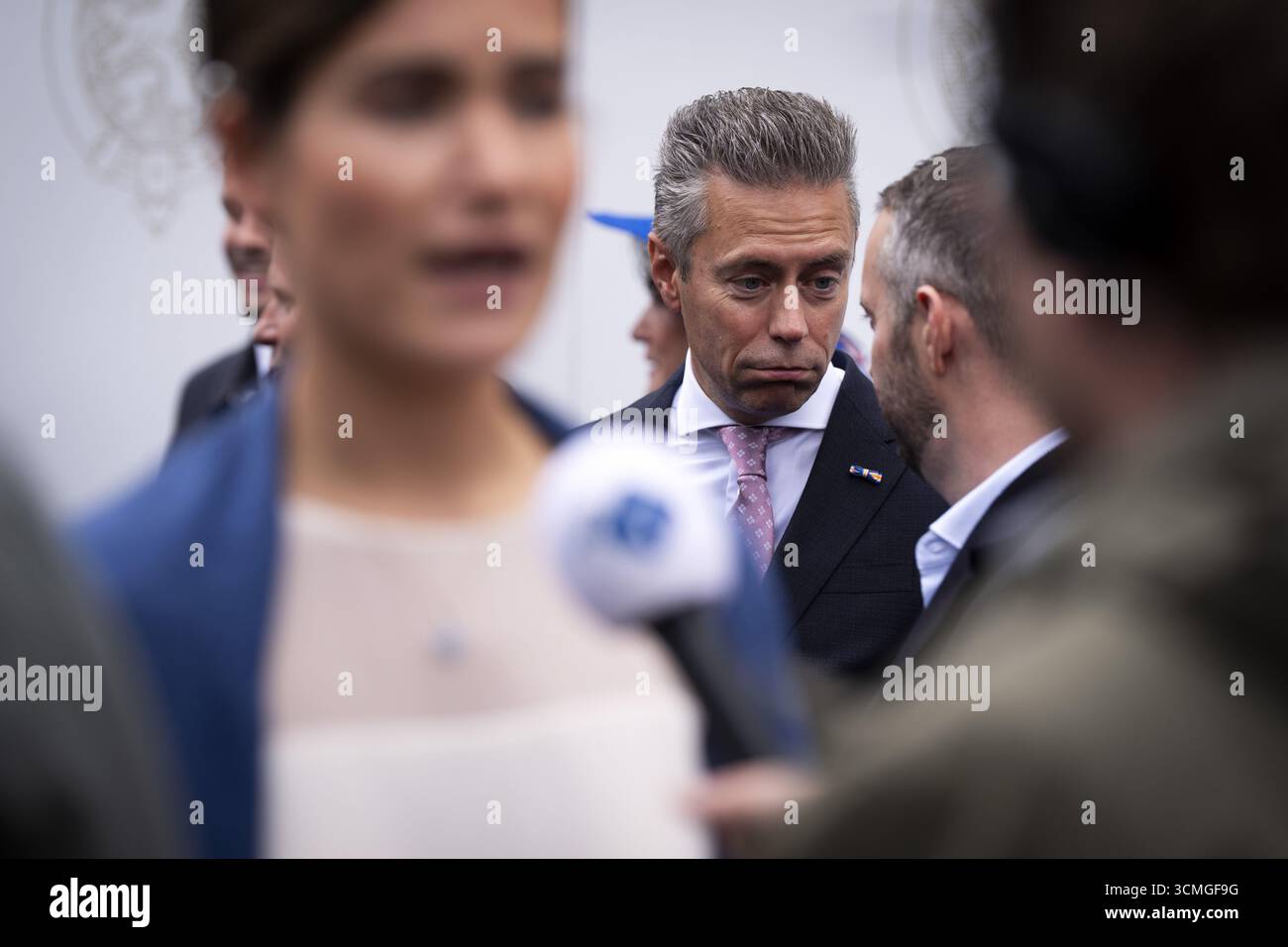 THE HAGUE – Chris Stoffer (SGP) responds to the throne speech outside the Royal Theatre. The new ...