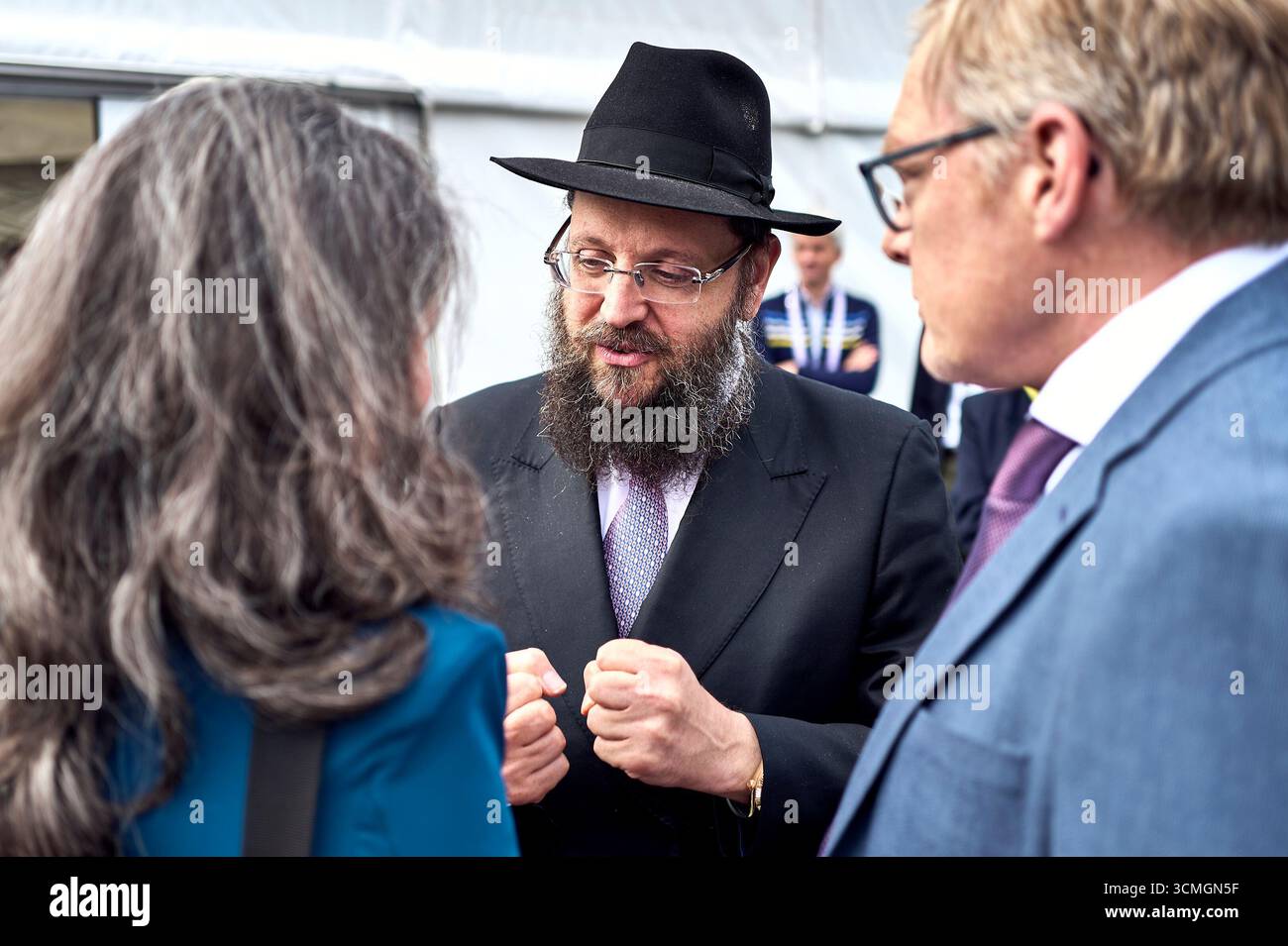 16 September 2025, Berlin: Rabbi Yehuda Teichtal (M) and Christopher ...