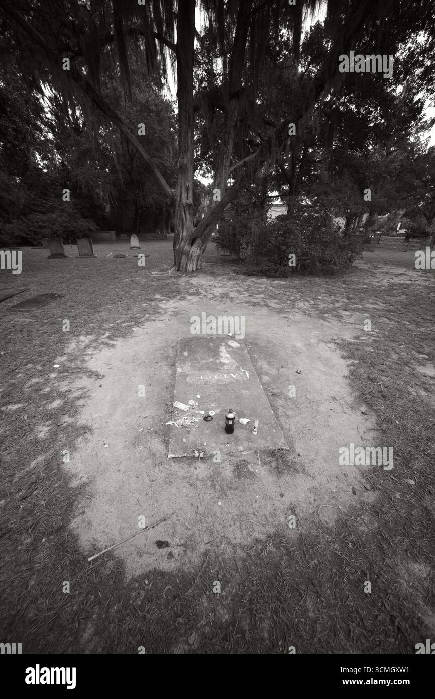 Grave of Alice Flagg showing circle of dirt left by visitors walking ...