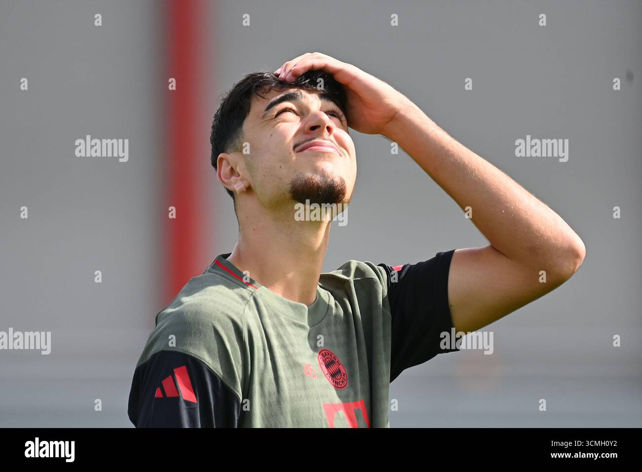 Aleksandar PAVLOVIC (FC Bayern Munich) looks up in disbelief, action ...