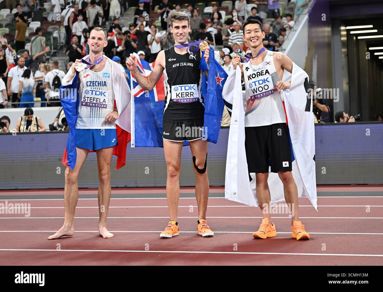 (250916) -- TOKYO, Sept. 16, 2025 (Xinhua) -- Hamish Kerr (C) of New ...